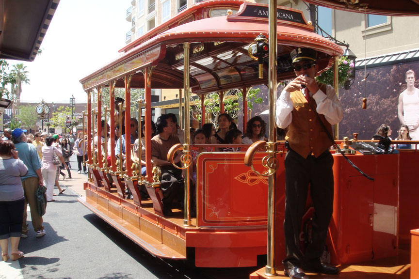 Gomaco Trolley Company: Battery-Powered, Self-Propelled 7-Bench Trolley